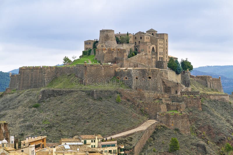 El Castillo De Cardona Es Un Castillo Medieval Famoso En Cataluña. Foto ...