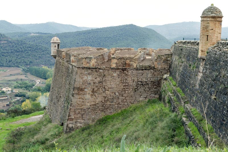 El Castillo De Cardona Es Un Castillo Medieval Famoso En Cataluña. Foto ...