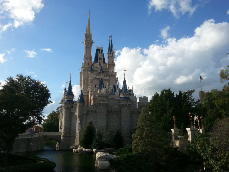Castillo de Cinderella fotografía editorial. Imagen de disney - 114002977