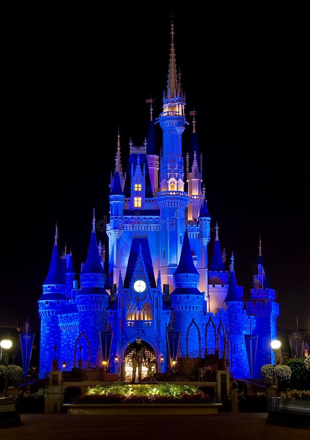 Castillo Del Mundo De Disney Foto editorial - Imagen de dorado, cruz ...
