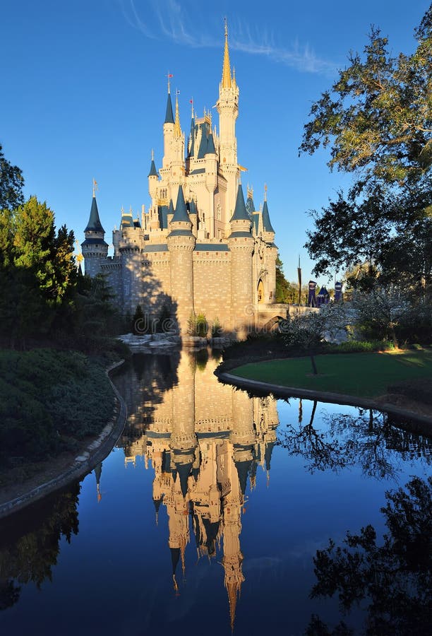 Castillo De Cinderella De Disney Fotografía editorial - Imagen de ...