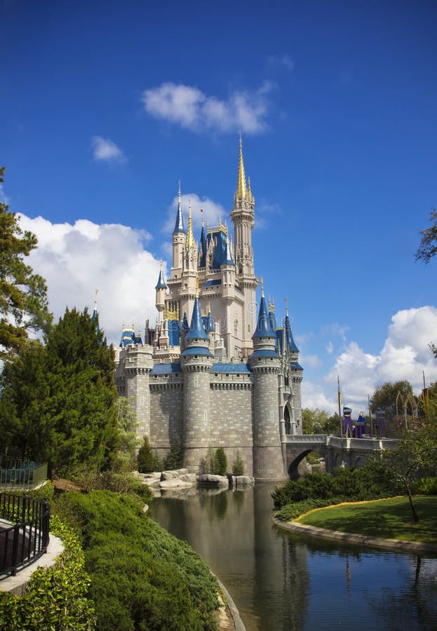 Castillo De Cinderella Del Mundo De Walt Disney Foto de archivo ...