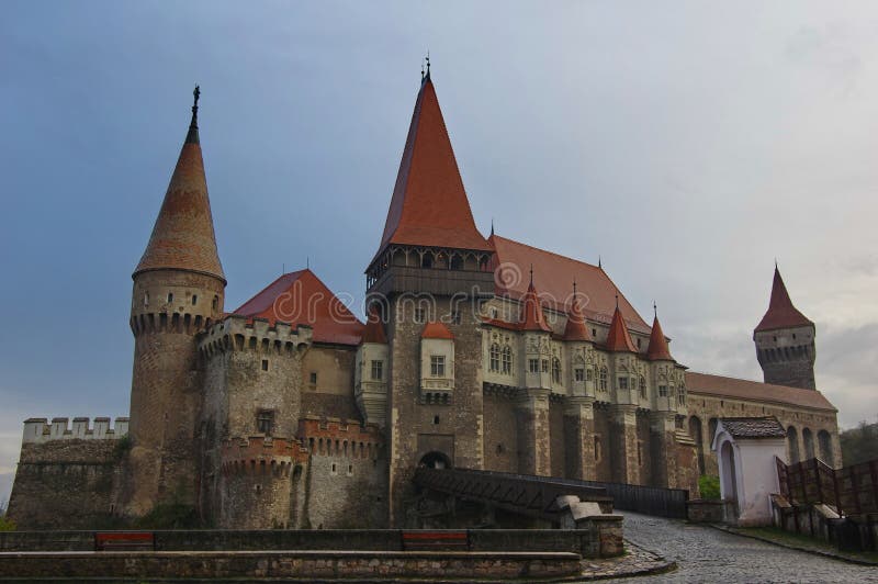 Castillo De Corvin, Rumania Imagen de archivo - Imagen de exterior ...