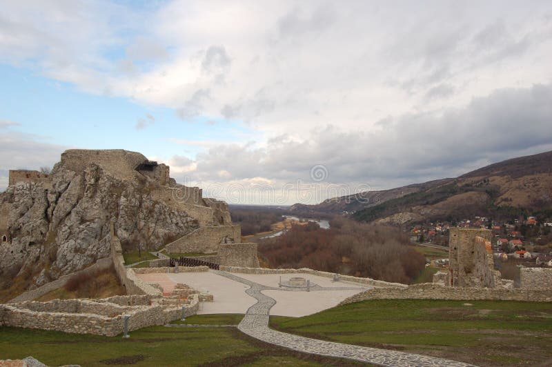 Castillo de Devin foto de archivo. Imagen de verde, cielo - 3164162