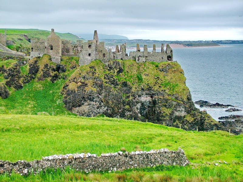 Castillo de Dunluce imagen de archivo. Imagen de roca - 113953153