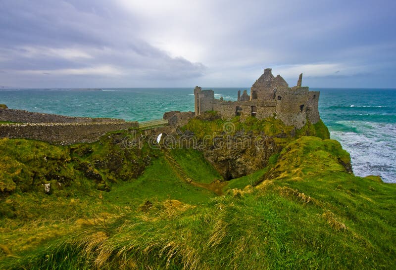 Castillo Dunluce - Condado De Antrim - Irlanda Del Norte Imagen de ...