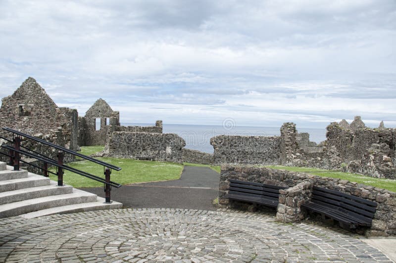 Castillo de Dunluce imagen de archivo. Imagen de paisaje - 33102871