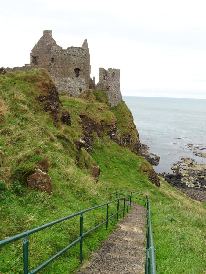 Castillo de Dunluce imagen de archivo editorial. Imagen de historia ...