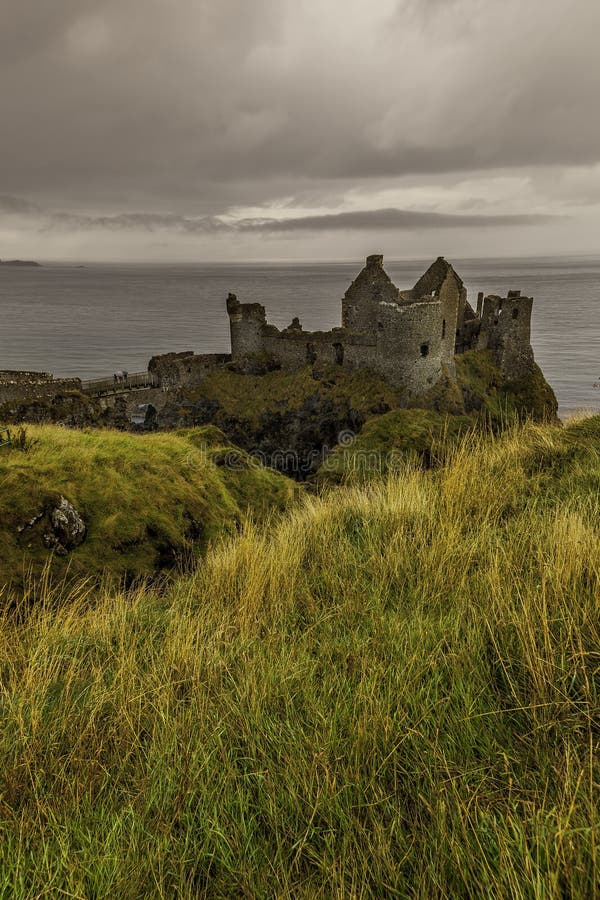 Castillo De Dunluce En Irlanda Del Norte Imagen de archivo - Imagen de ...