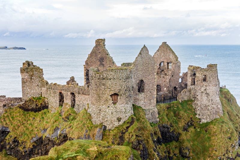 232 Castillo De Dunluce En Irlanda Del Norte Fotos - Libres de Derechos ...
