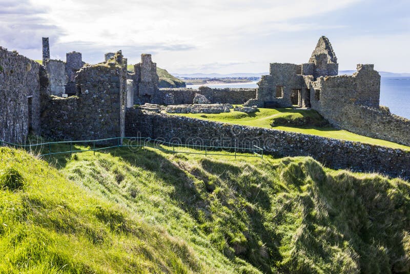 Castillo De Dunluce, Portrush, Irlanda Del Norte Imagen de archivo ...