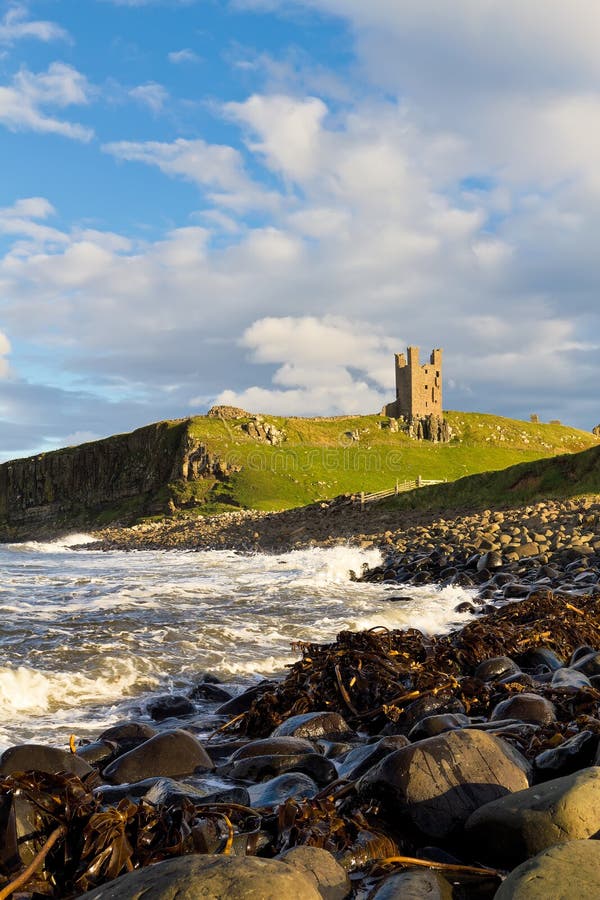 Castillo De Dunstanburgh, Northumberland Imagen de archivo - Imagen de ...