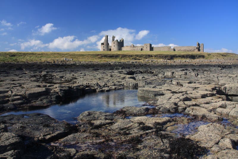 Castillo de Dunstanburgh. foto de archivo. Imagen de viaje - 8361622