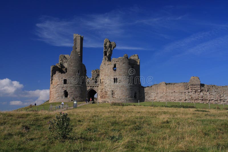 Castillo de Dunstanburgh imagen de archivo. Imagen de herencia - 3290421