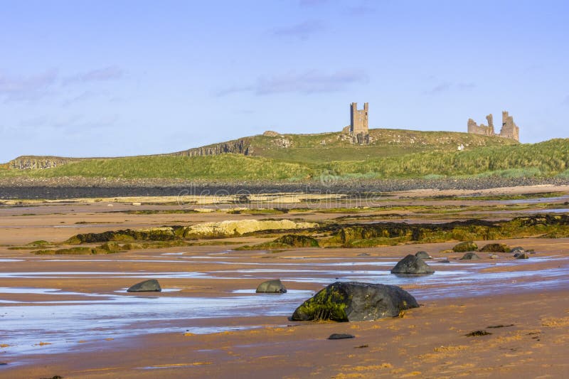 Castillo de Dunstanburgh imagen de archivo. Imagen de northumberland ...