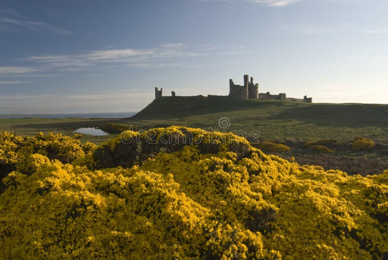Castillo de Dunstanburgh imagen de archivo. Imagen de estructura - 4072625