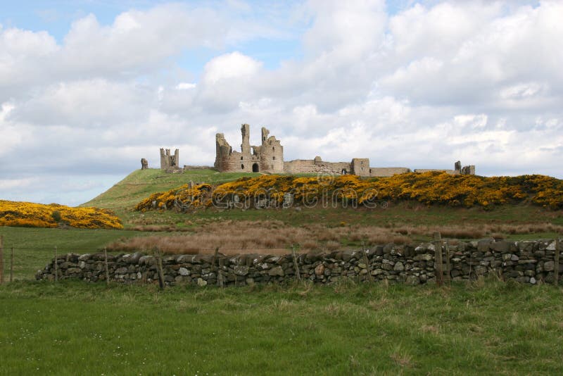 Gatehouse Del Castillo De Dunstanburgh Foto de archivo - Imagen de ...