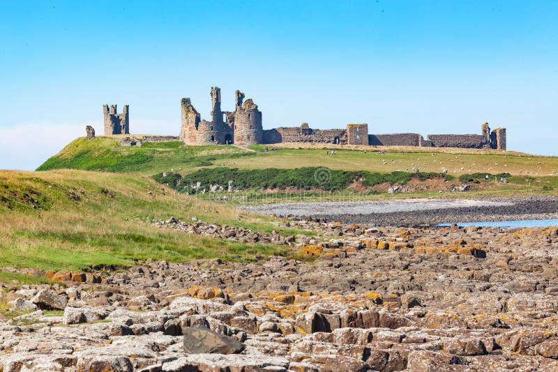 Castillo De Dunstanburgh En Northumberland Foto de archivo - Imagen de ...