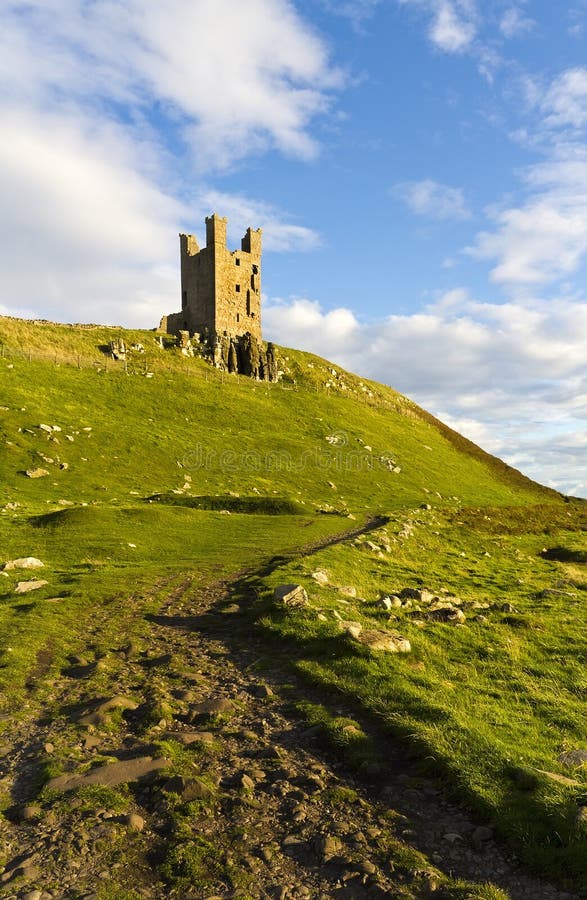 Castillo De Dunstanburgh, Northumberland Imagen de archivo - Imagen de ...