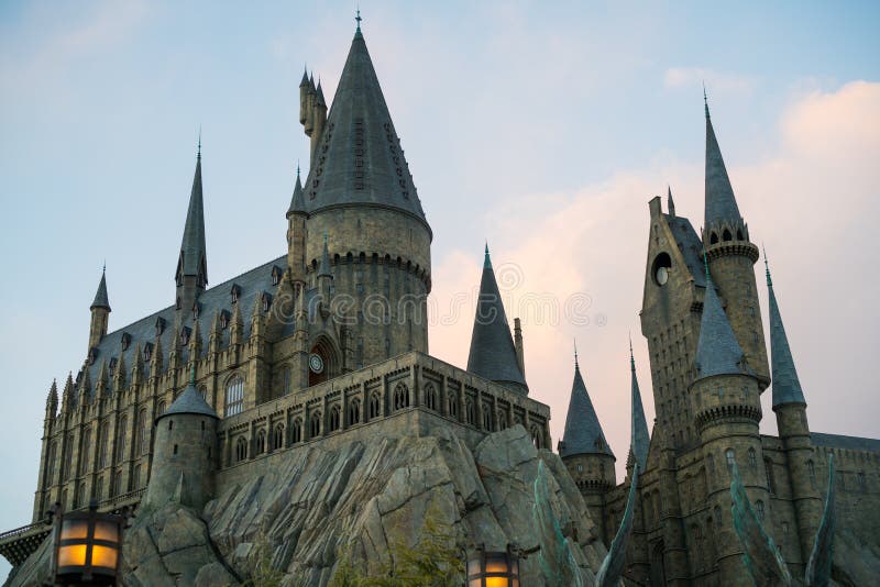 Castillo De Hogwarts En La Noche Imagen editorial - Imagen de edificio ...