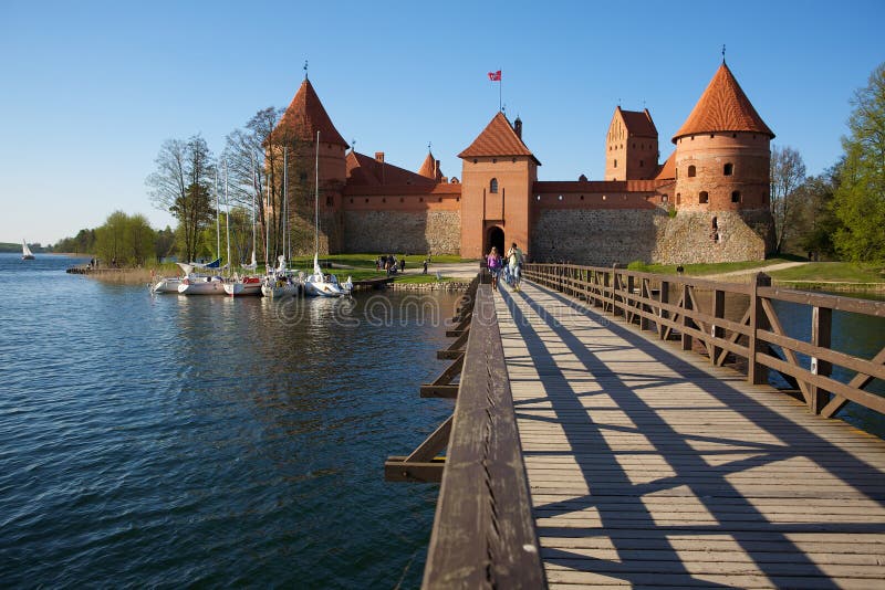 Castillo De La Isla En La Noche, Trakai, Lituania, Vilnius Foto de ...