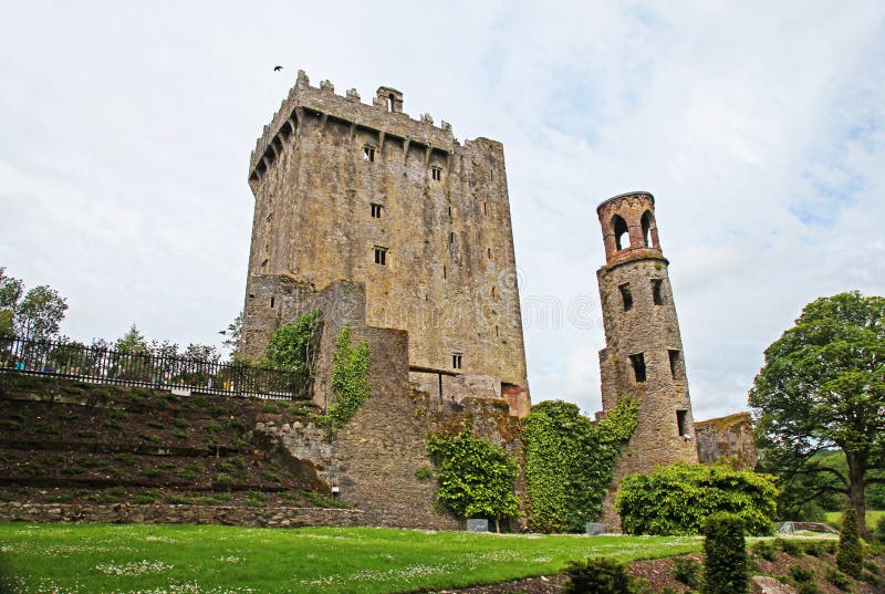 Castillo De La Lisonja En Irlanda Foto de archivo - Imagen de piedra ...