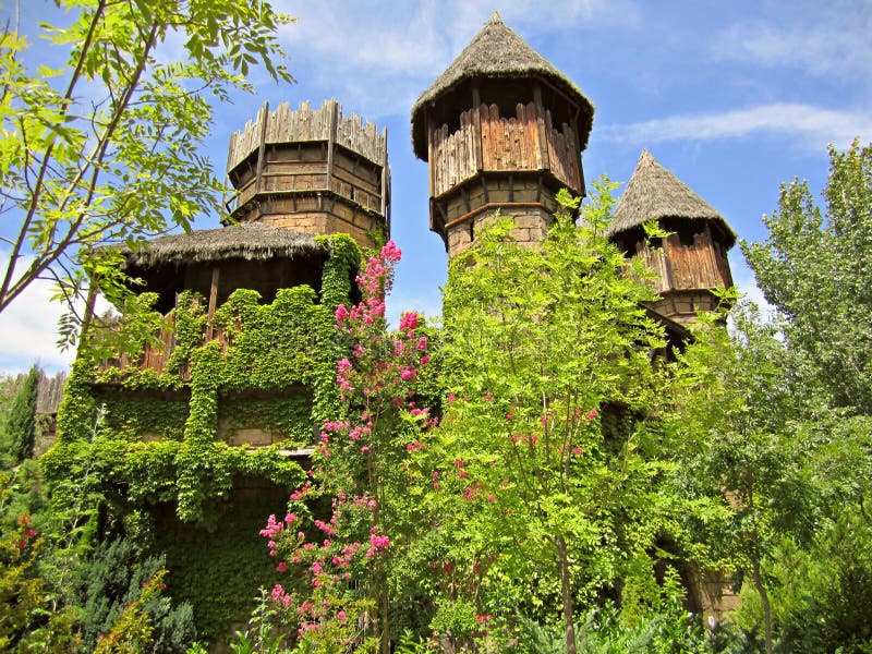 Castillo De Madera En Un Parque Temático En Madrid Foto de archivo ...