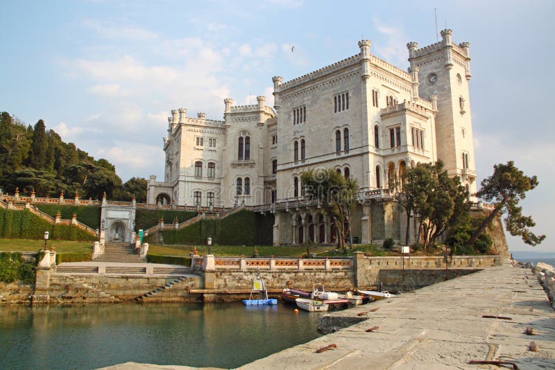 Castillo De Miramare En Trieste Italia Imagen de archivo - Imagen de ...