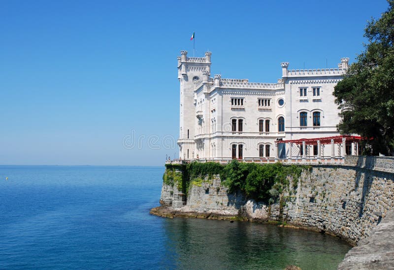 Castillo De Miramare, Trieste, Italia Imagen de archivo - Imagen de ...