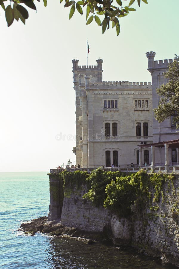 Castillo De Miramare, Trieste, Italia Imagen de archivo - Imagen de ...