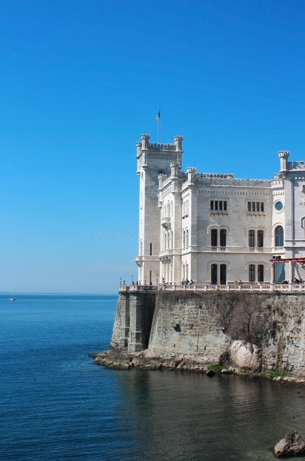Castillo De Miramare, Trieste, Italia Foto de archivo - Imagen de ...