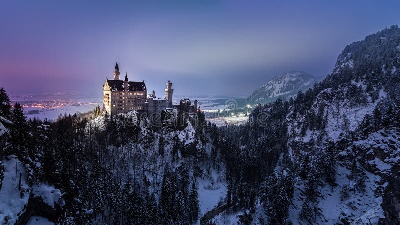 Castillo De Neuschwanstein Por Noche Imagen de archivo - Imagen de ...