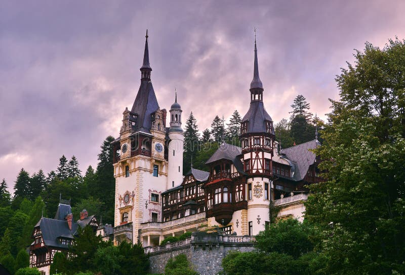 Castillo de Peles foto de archivo. Imagen de pintura - 69738284