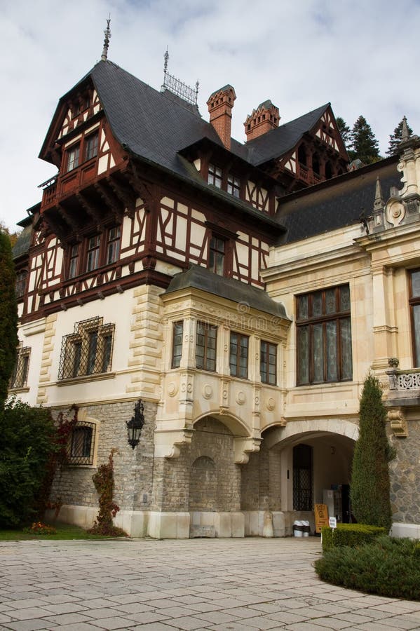 Castillo De Peles, Sinaia, Rumania Imagen de archivo - Imagen de pared ...