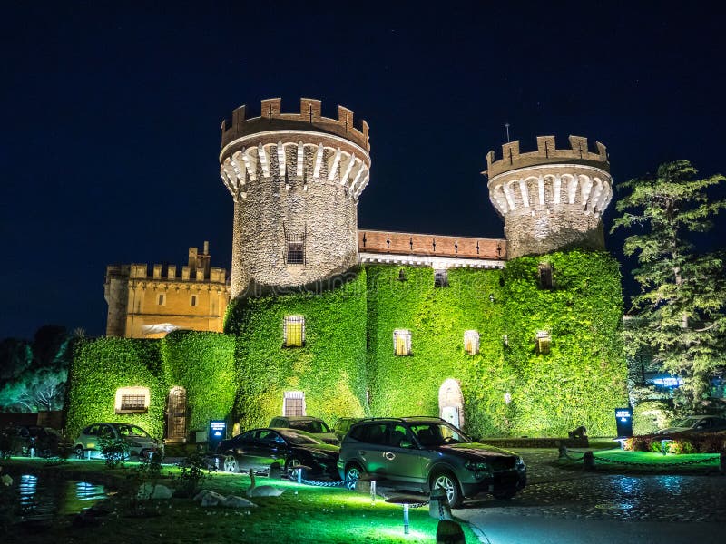 Castillo De Peralada En La Noche Imagen editorial - Imagen de césped ...