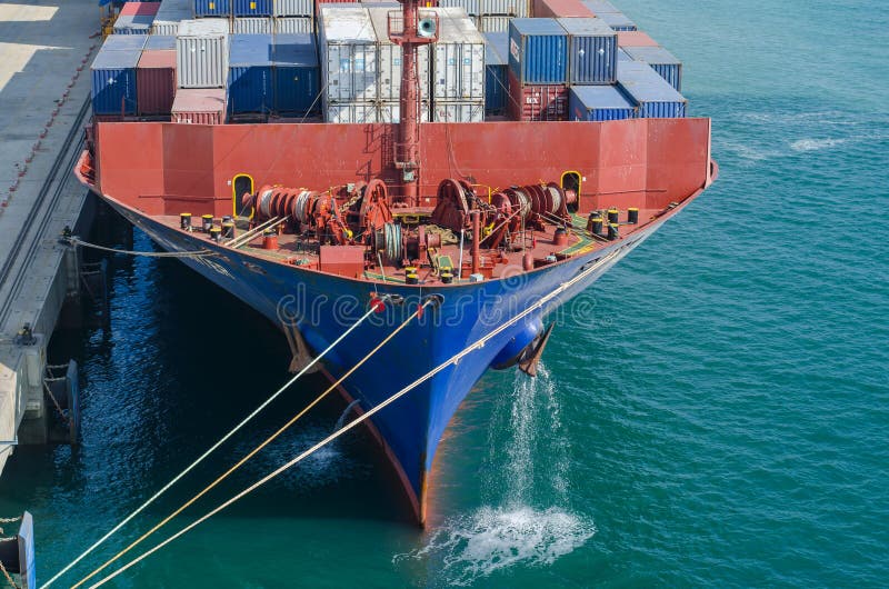 Castillo De Proa Del Buque De Carga Imagen de archivo - Imagen de ...