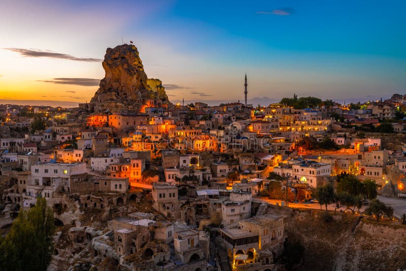 Castillo De Roca Natural Ortahisar Y Pavo Cappadocia Foto de archivo ...