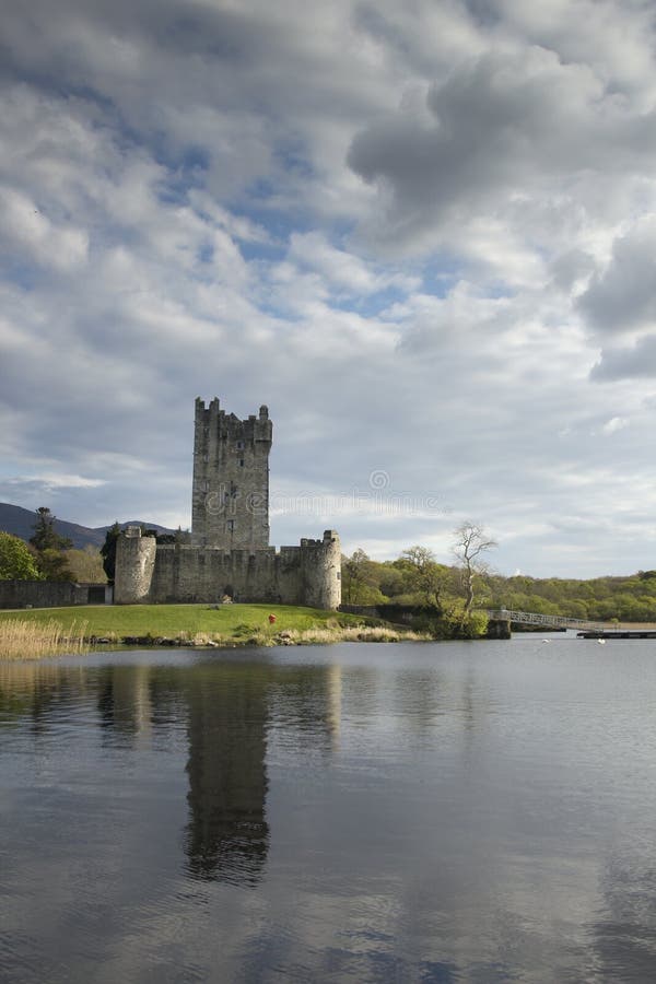 Castillo De Ross, Killarney Foto de archivo - Imagen de castillo, kerry ...