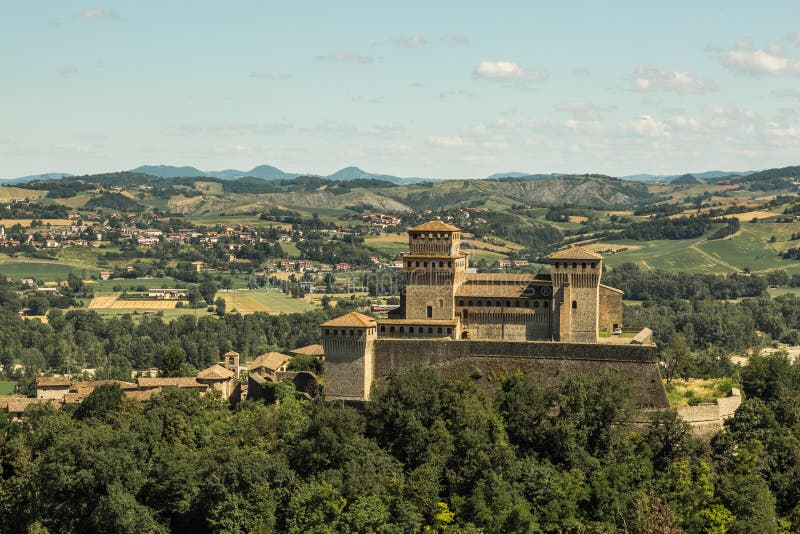 Castillo de Torrechiara foto de archivo. Imagen de azul - 121594410