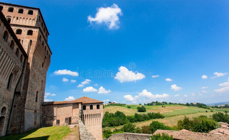 Castillo De Torrechiara En La Provincia De Parma, Emilia Romagna Italy ...