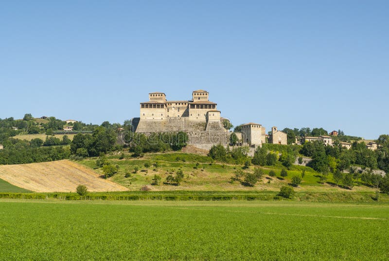 Castillo De Torrechiara (Parma) Foto de archivo - Imagen de cielo ...