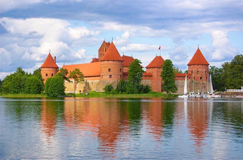 Castillo Lituania De Trakai Imagen de archivo - Imagen de viejo, lago ...