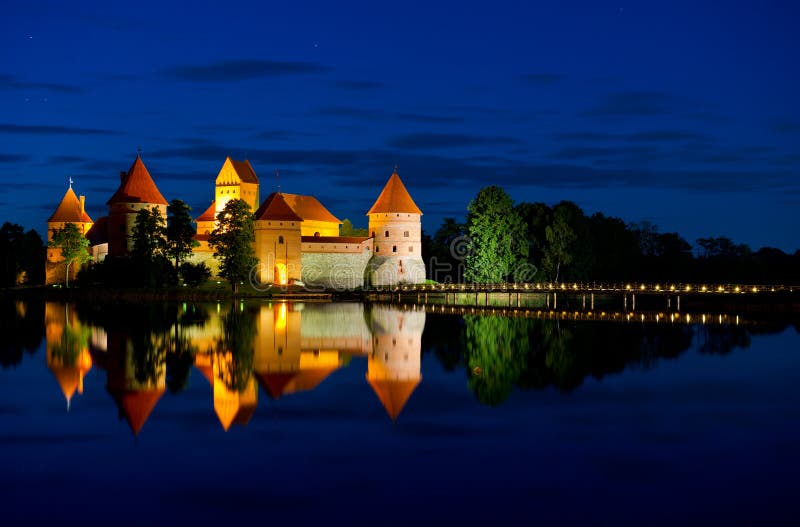 Castillo De Trakai En La Noche Foto de archivo - Imagen de cubo ...