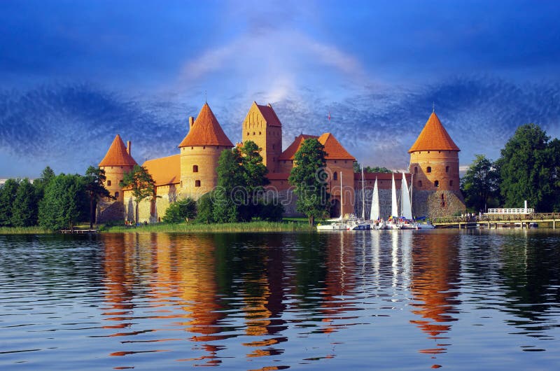 Castillo De La Isla En La Noche, Trakai, Lituania, Vilnius Foto de ...