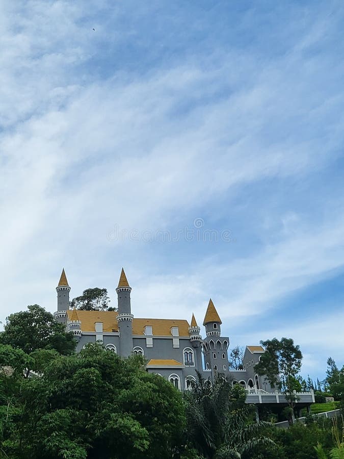 Castillo De Vacaciones Reino Azul Azul Azul Azul Edificio Verde Foto de ...