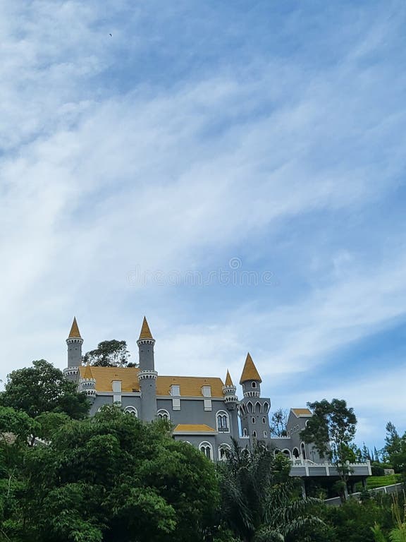 Castillo De Vacaciones Reino Azul Azul Azul Azul Edificio Verde Foto de ...