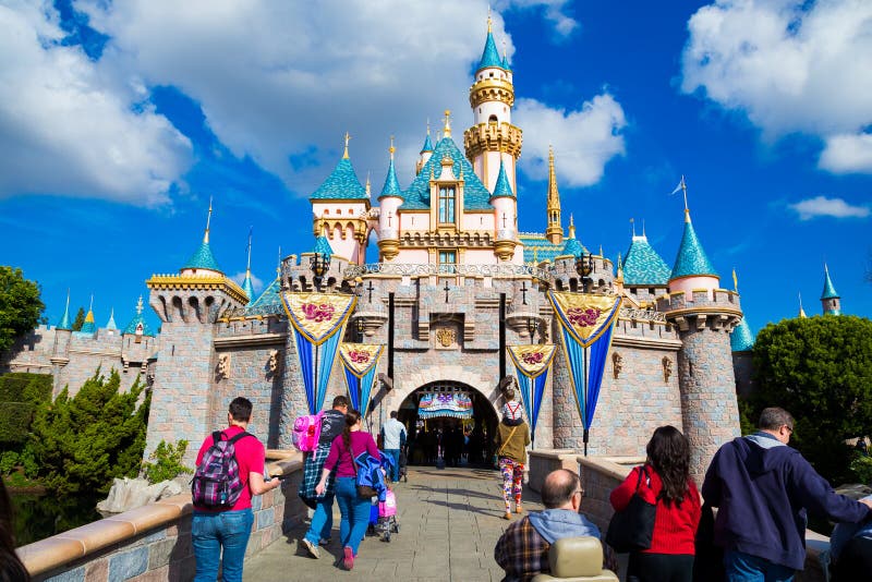 Castillo Del Rosa De Disneyland Imagen de archivo editorial - Imagen de ...