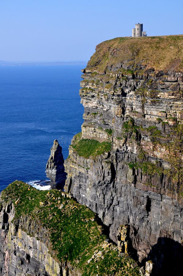 Castillo en el acantilado imagen de archivo. Imagen de invierno - 13755919