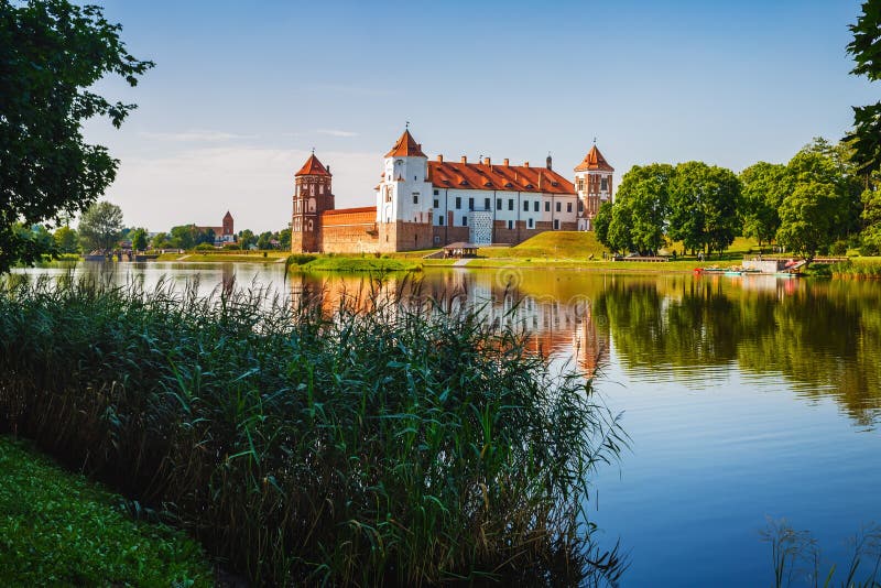 Castillo en el lago foto editorial. Imagen de medieval - 125184746