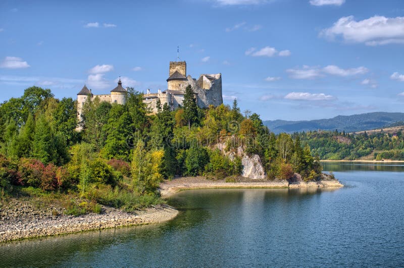 Castillo en el lago imagen de archivo. Imagen de verde - 27322889
